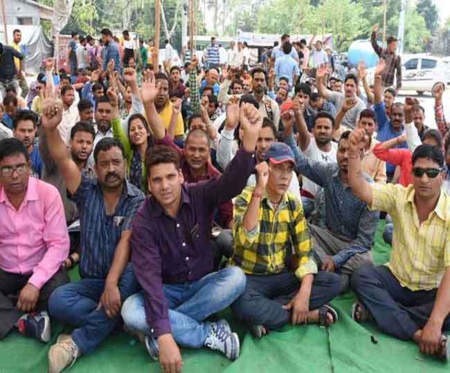 108 कर्मियों की गुहार बकाया वेतन दिला दो सरकार - Protest by 108 ...