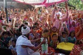 सामाजिक बुराइयों के प्रति सचेत किया