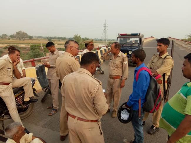 हाथरस में युवक से फिल्मी स्टाइल में बाइक लूटी - In the film style of ...