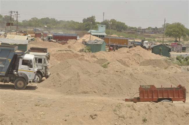 मौरंग बेची जा रही है या कपड़ा, ग्राहक को तौल से नहीं फीट से नापकर दी ...