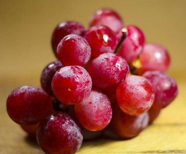 लाल अंगूर के एक गुच्छे की कीमत 7.5 लाख रूपये, जानें क्या है खासियत - A ...
