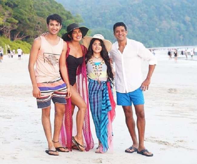 Priyanka Chopra के साथ इस फोटो में दिखीं Zaira Wasim, यूजर्स भड़के ...