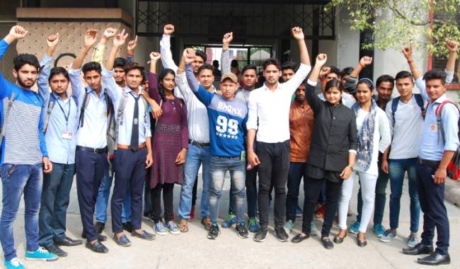 बायोमीट्रिक हाजिरी के विरोध में उतरे छात्र