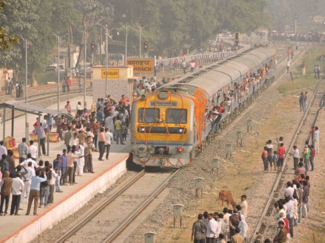 गोंडा से बहराइच पहुंची ट्रेन, जिलेवासियों ने किया जोरदार स्वागत - train ...