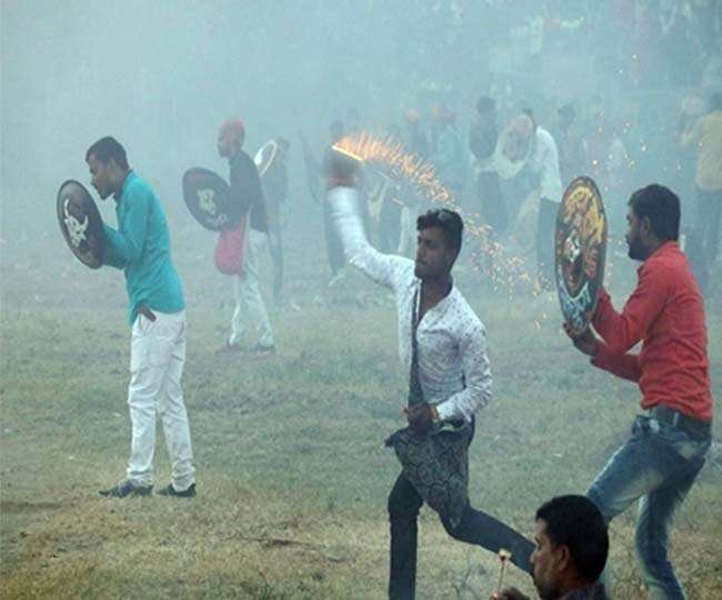 VIDEO: हिंगोट युद्धः परंपरा के नाम पर यहां एक दूसरे पर फेंके जाते हैं ...