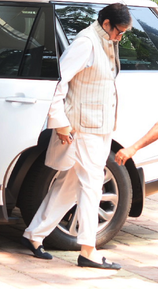 कृष्णा राज के अंतिम दर्शन के लिए सितारों का जमावड़ा, अंत्येष्टि शाम ...