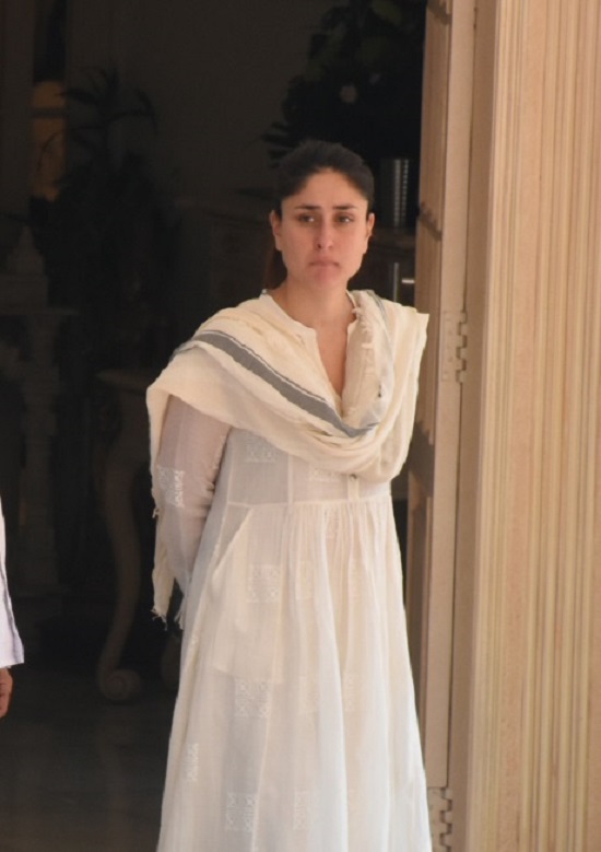 कृष्णा राज के अंतिम दर्शन के लिए सितारों का जमावड़ा, अंत्येष्टि शाम ...