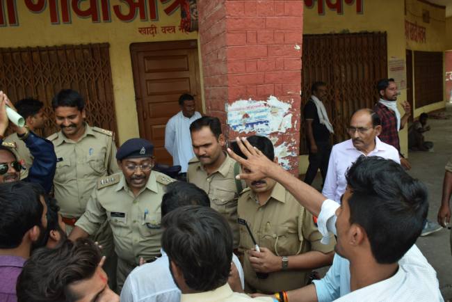 सड़कों पर लेटे आरक्षण विरोधी - protest against reservation shops and ...