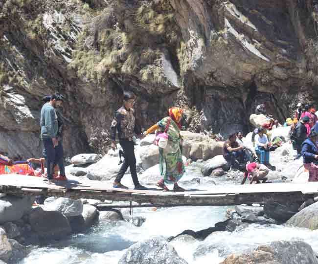 Chardham Yatra: कच्ची पुलिया के सहारे श्रद्धालु कर रहे यमुनोत्री की ...
