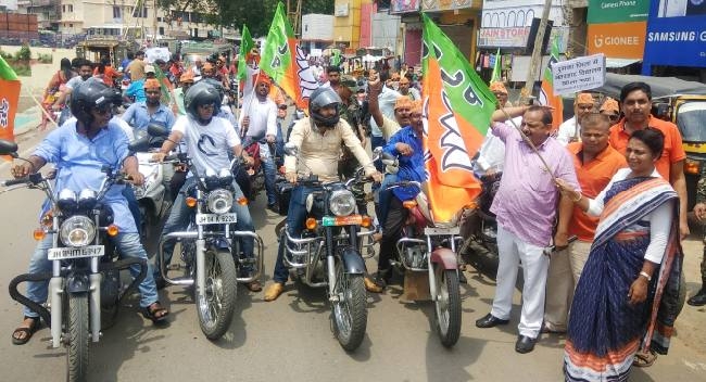 बाइक पर बैठ मंत्री ने दी मोदी के उपलब्धियों की जानकारी - Minister on ...