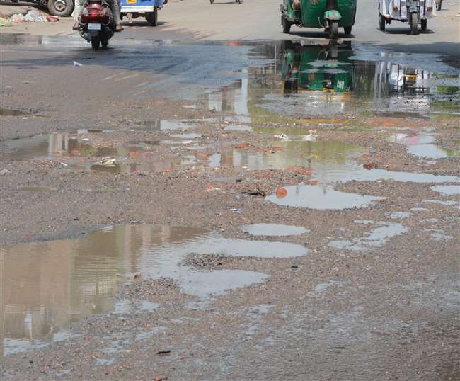 गड्ढों से हैं परेशान तो घर बैठे 'एप' से शिकायत कर पाएं निदान