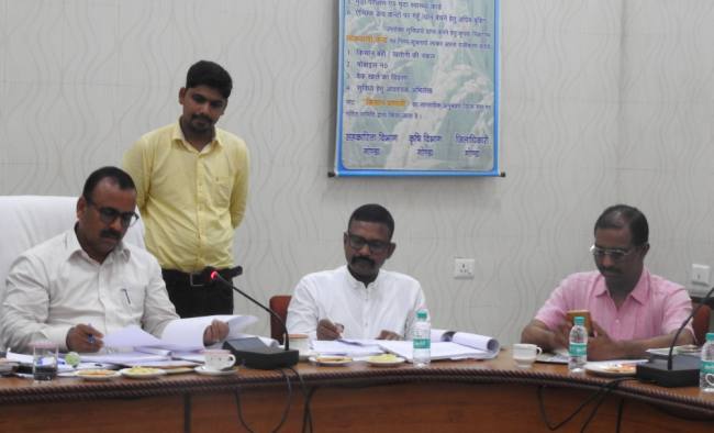 काम करो वरना स्क्री¨नग करके सेवामुक्त करा देंगे : डीएम - dm meeting
