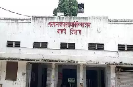 मेडिकल कॉलेज अस्पताल के आईसीयू में बंद हुए वेंटिलेटर जिंदगी के लिए तड़प ...