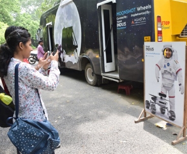 मूनशॉट बस को देखने के लिए उमड़ी स्कूली बच्चों की भीड़