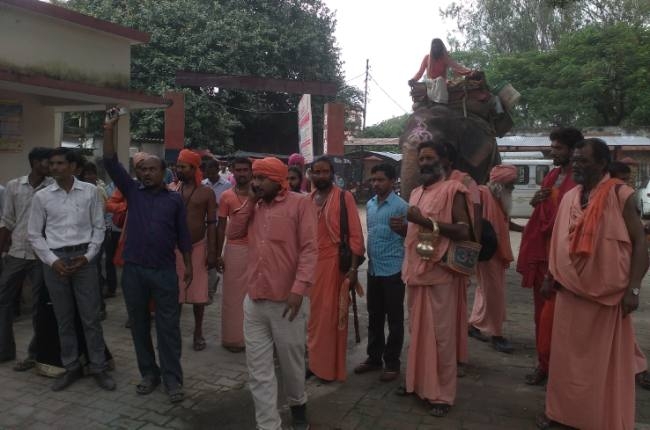 संतों ने मिश्रिख कोतवाली घेरी - sadhu angry with beeting