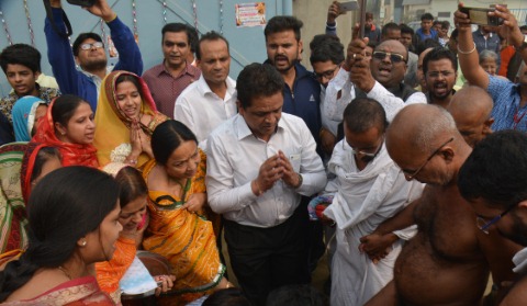 विलासिता से दूर रहना है तो धर्म गुरुओं को धन और वैभव त्यागना होगा ...