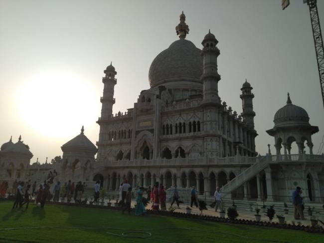 दयालबाग में पवित्र समाध के दर्शन को उमड़ रहे देसी-विदेशी श्रद्धालु ...