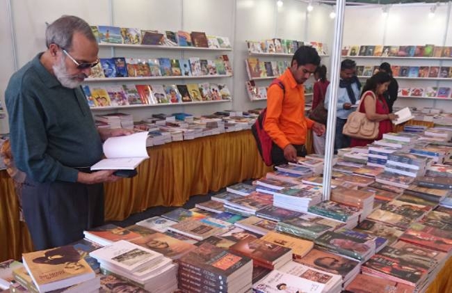 सजा पुस्तकों का संसार