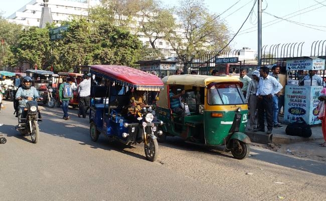 पुराना बस अड्डा पर ऑटो व अतिक्रमण बिगाड़ रहे यातायात - yatayat dfghdf