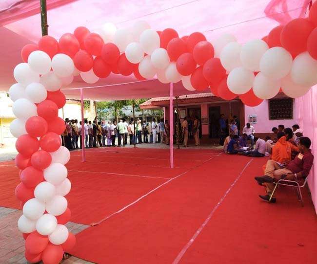 Phase 1 Lok Sabha Election Voting मतदान पर चढ़ा गुलाबी रंग, महिलाओं के ...