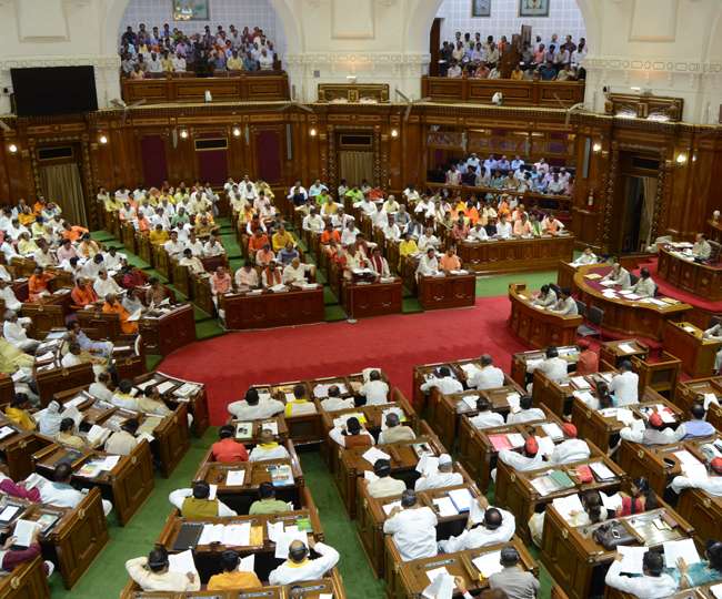 रायबरेली हत्याकांड पर दोनों सदनों में हंगामा, साबून-शैम्पू लहराए ...