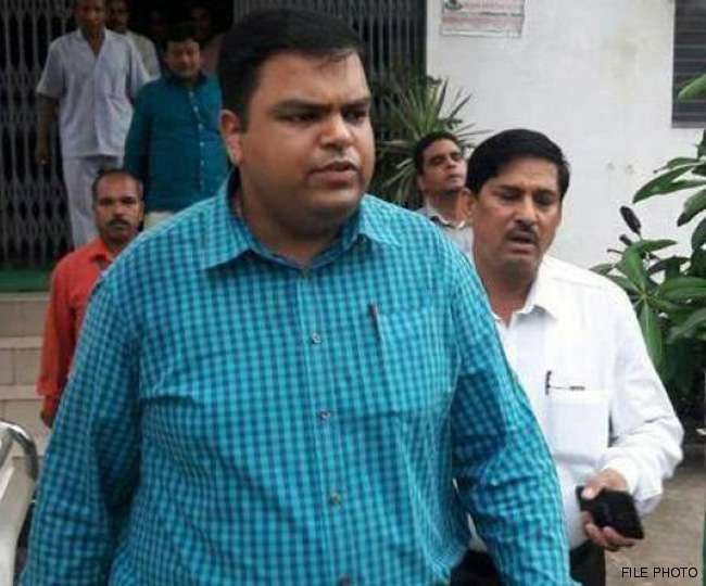 सुसाइड के बाद सामने आया डीएम का वीडियो, बताए जिंदगी से फ्रस्‍ट्रेट होने ...