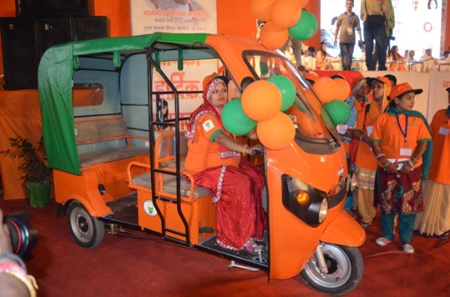 ई-रिक्शा चलाकर आत्मनिर्भर बनेंगी महिलाएं