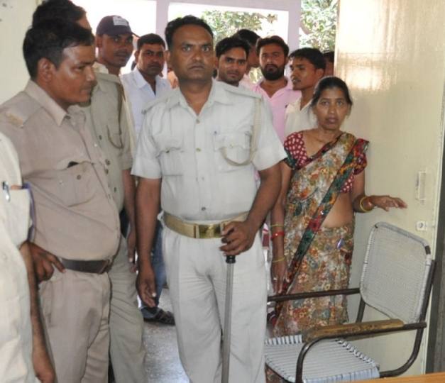 शस्त्र लाइसेंस के आवेदन को उमड़ी भीड़, हंगामा