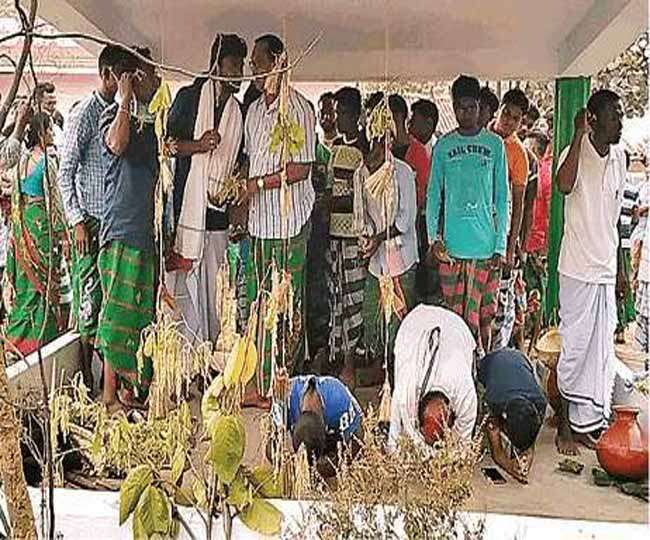 यहां है पूजा की अनोखी परंपरा : पानी वाली होली अौर साल के फूलों से ...