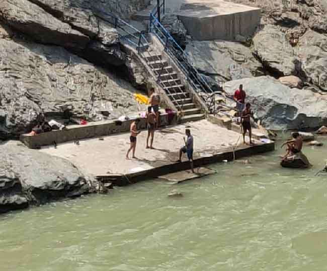 श्रद्धालुओं और सैलानियों की अनदेखी से मैली हो रही गंगा की निर्मल धारा ...