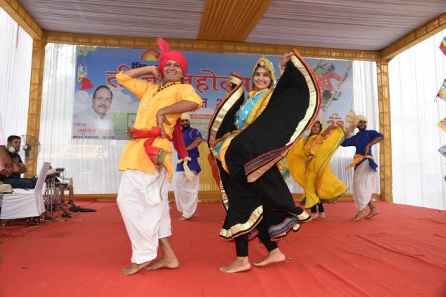 कहीं मस्ती झूले के संग, कहीं भर गए मेहंदी के रंग - jhoole ki masti