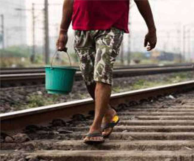 पटरी किनारे खुले में शौच कर रहा था सिपाही, पकड़ा तो जमकर हुआ 'दंगल ...