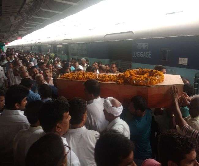 महामंत्री शिव गोपाल मिश्रा की पत्नी और पोत्री को नम आंखों से दी गई ...