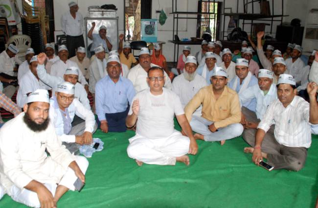 निलंबन की कार्रवाई पर भी आंदोलन पर अडिग लेखपाल - lekhpal agitation at ...