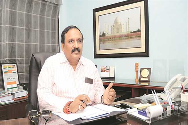 हमेशा विवादों से नाता रहा है आइएएस दीपक सिंहल का