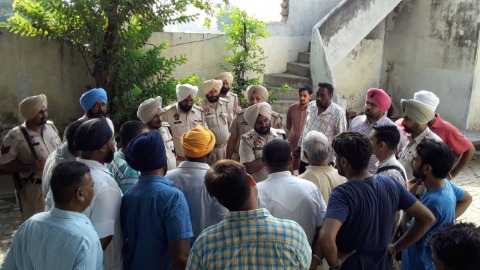 मंदिर में घुस कर शराती तत्वों ने तोड़ी संत की मूर्ति, गांव तनाव