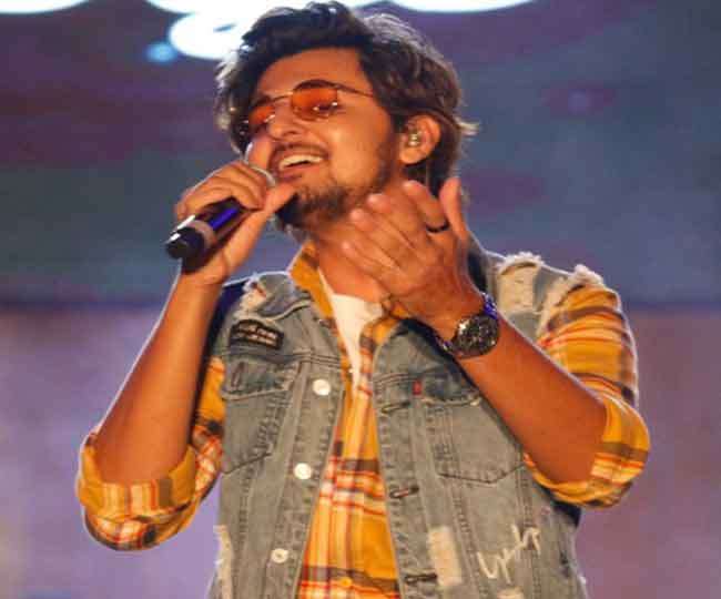 गायक दर्शन रावल ने बिखेरा आवाज का जादू, झूम उठे छात्र - Songs presented ...