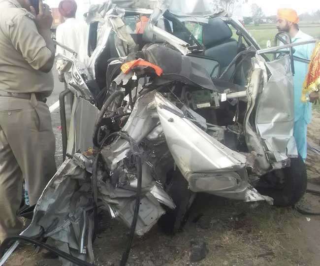 कार से लौट रहे थे श्रद्धालु, तभी डंपर से हुई भिड़ंत; पांच की मौत