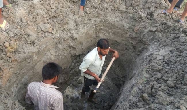 गरीबी के कारण नहीं कर पाया पुत्र का दाह संस्कार