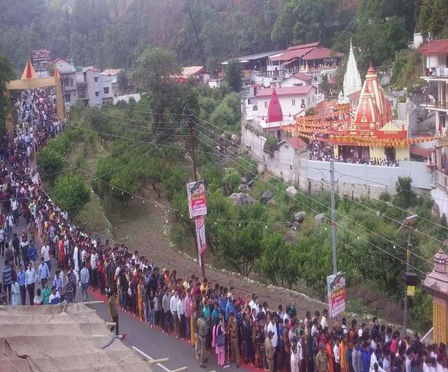 बाबा नीम करौली के धाम पर उमड़ा आस्था का सैलाब सुबह से लगी लंबी कतार