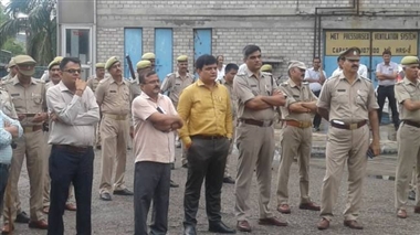 छावनी बना शुगर मिल, एक्शन के मूड में था प्रशासन