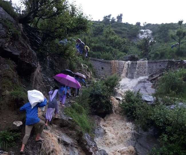 यहां बारिश से 40 से अधिक पैदल मार्ग हुए खतरनाक, मुश्किल में जिंदगी