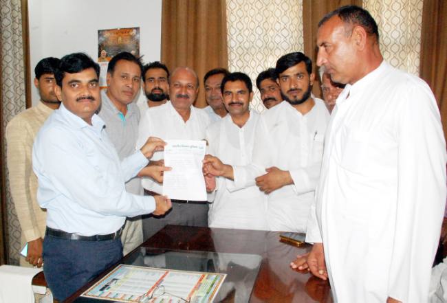 होर्डिग के मकड़जाल के खिलाफ भाकियू की हुंकार - bku agitation at dm ...