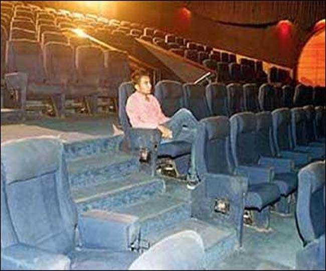 नोट बंदी ने किया सपना पूरा, अकेले बैठकर मल्टीप्लेक्स में देखी फिल्म