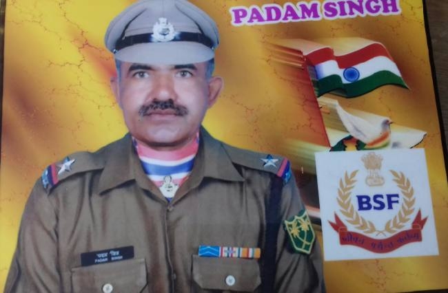 बीएसएफ के सब इंस्पेक्टर को लगीं पांच गोली, गंभीर - firing on a bsf sub inspector