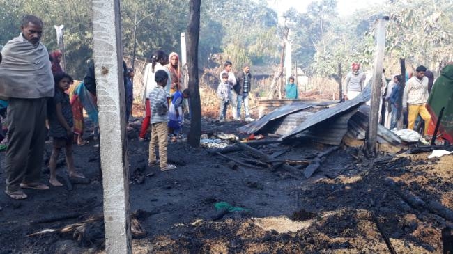 तीन घर सहित लाखों की संपत्ति जलकर राख, दो झुलसे