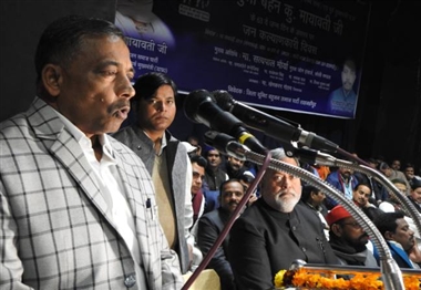 बसपा सुप्रीमो के जन्मदिन में पहुंचे सपाई, काटा केक - Samajvadi party ...