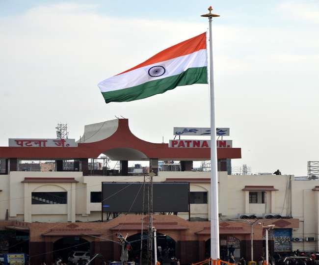 दिल्ली के कनाट प्लेस की तरह पटना जंक्शन पर फहरा 100 फीट ऊंचा तिरंगा ...