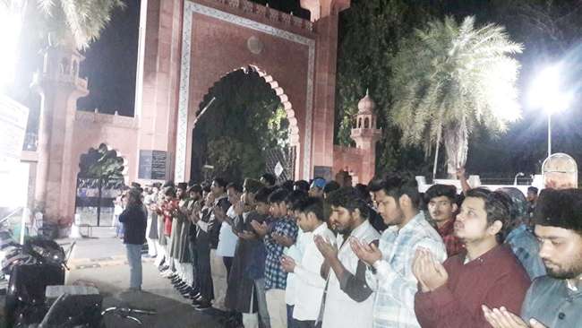 न्यूजीलैंड में मुस्लिमों की हत्या पर एएमयू में नमाज ए जनाजा , जताई ...