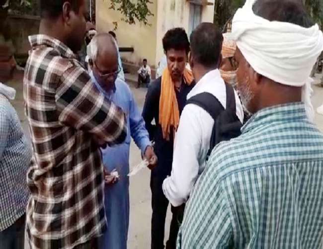 वाराणसी में इंसानियत को शर्मसार करने वाला सफाईकर्मी निलंबित एफआइआर दर्ज